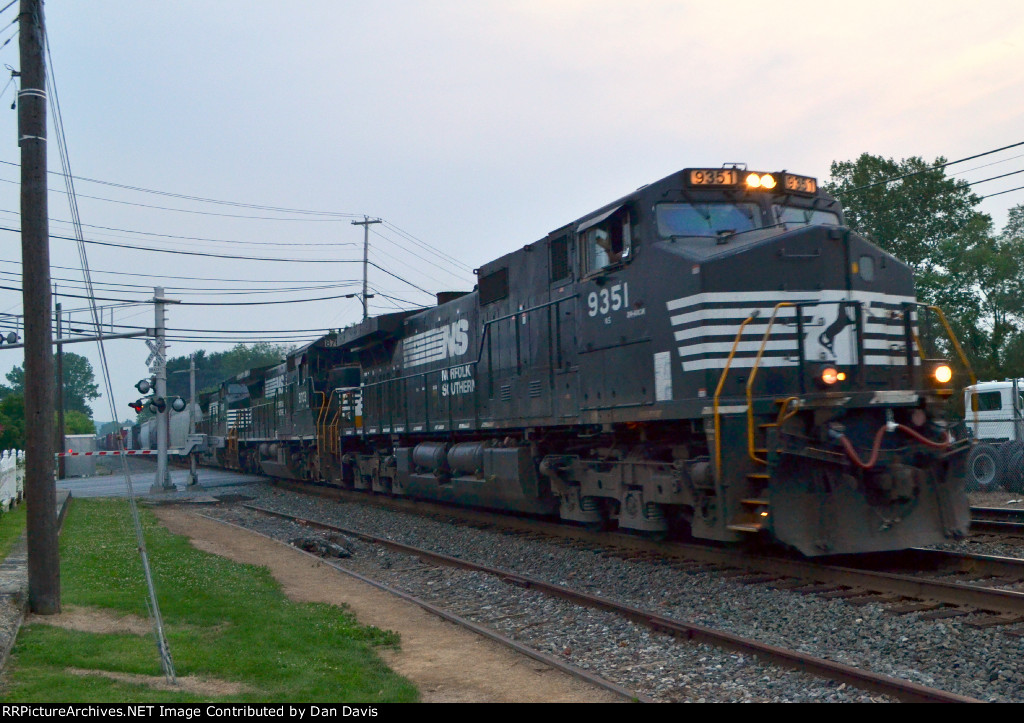 NS C40-9W 9351 leads 16N